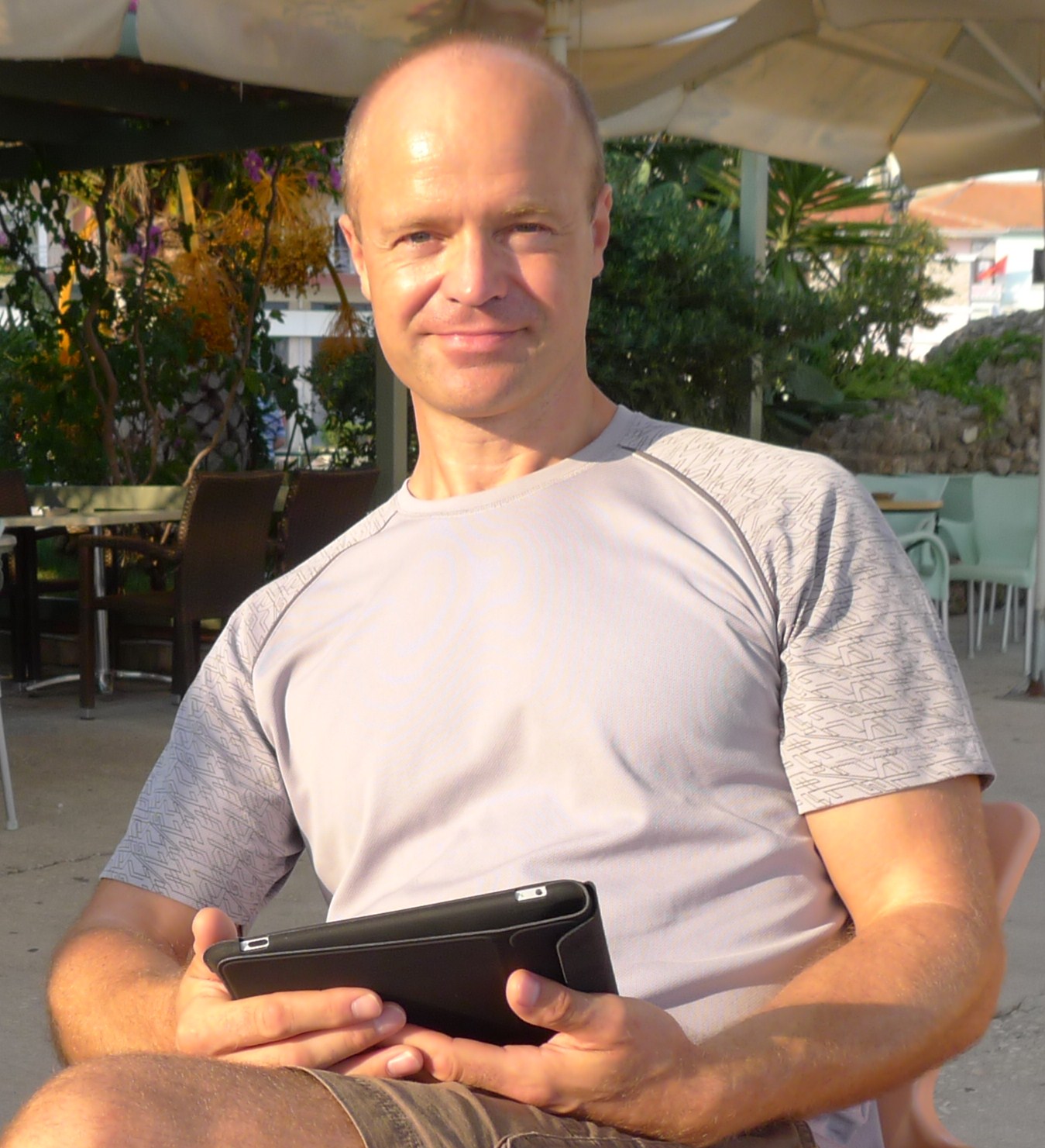 (PDF) Bosnia-Herzegovina: State collapse threatens | Sven Gunnar ...